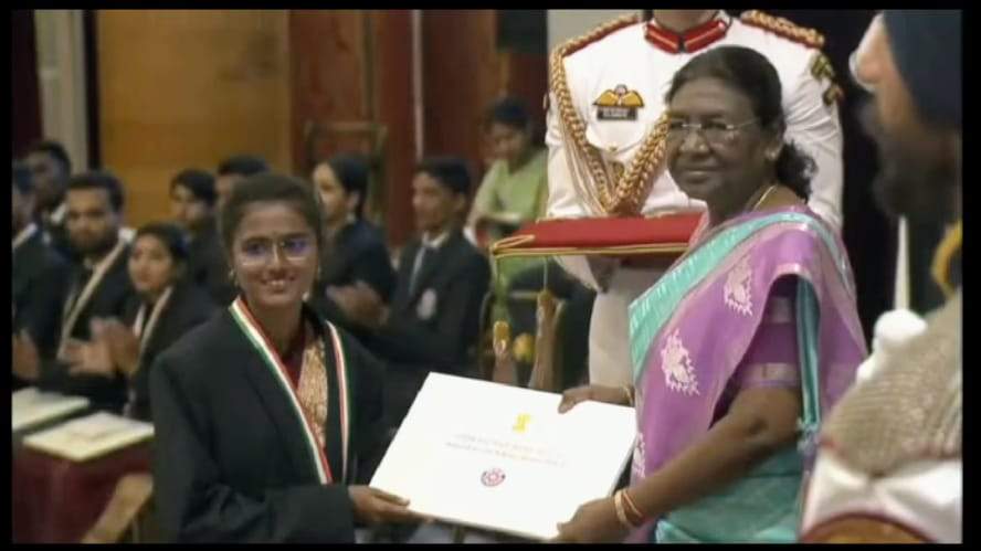 Dr. Pawan Naik, Janhvi Peddiwar from GU get national award of NSS. | D ...